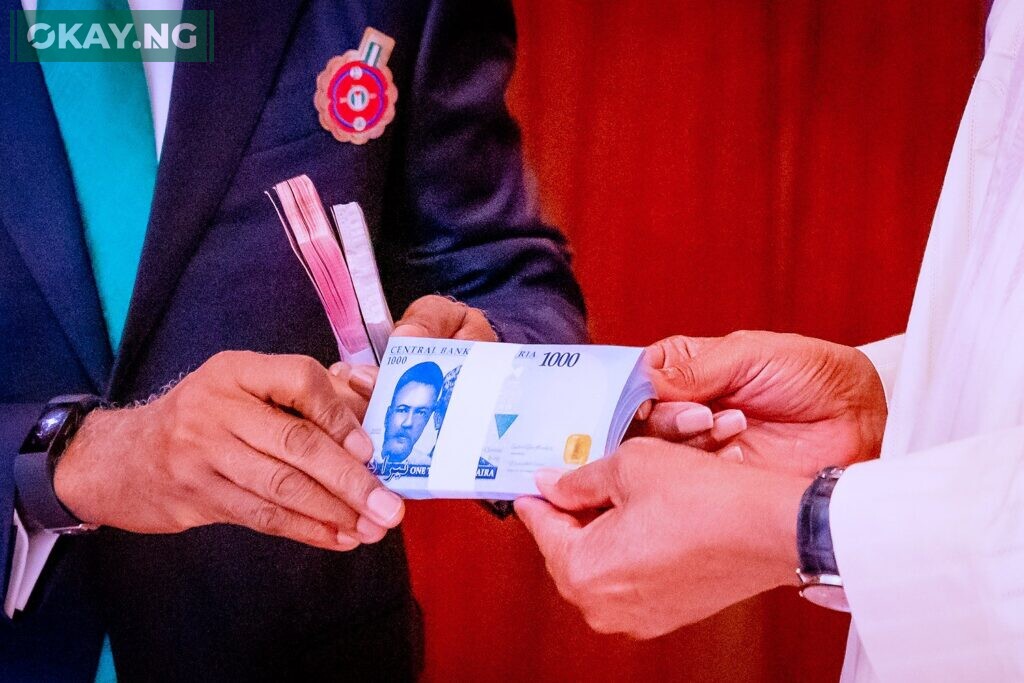 PHOTOS: Buhari launches redesigned N200, N500, and N1000 notes • Okay News